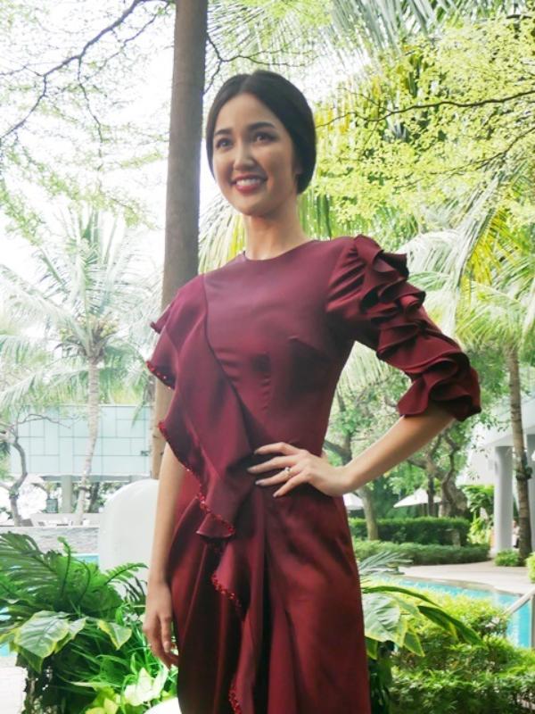 Inspirasi Gaun Elegan dengan Warna Merah Burgundy dari Koleksi Terbaru ...